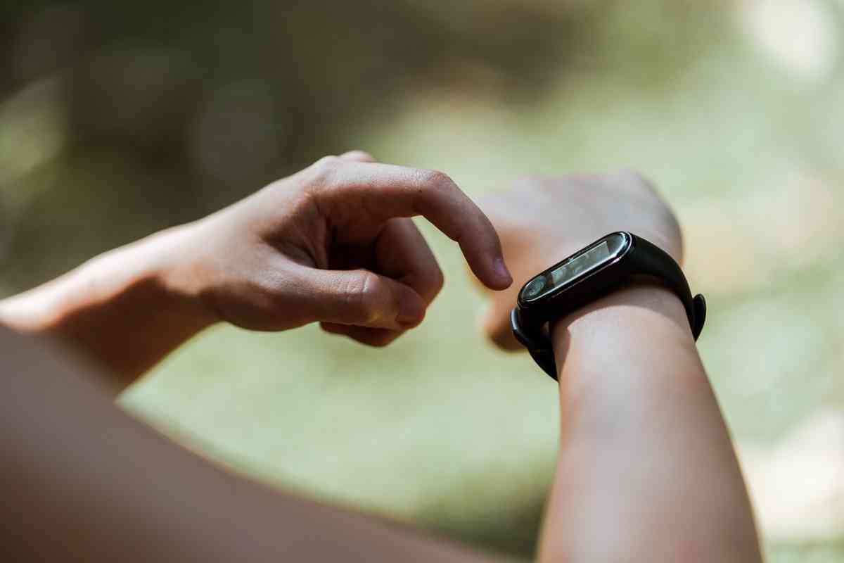 Left Handed Apple Watch: How To Set Up In Seconds! - The Gadget Buyer ...