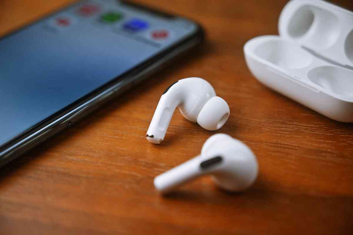 How To Tell What Generation AirPods You Have (1 Or 2) - The Gadget ...