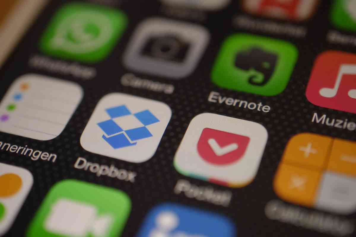 3 Ways To Stop Your IPhone Downloading Apps By Itself - The Gadget ...