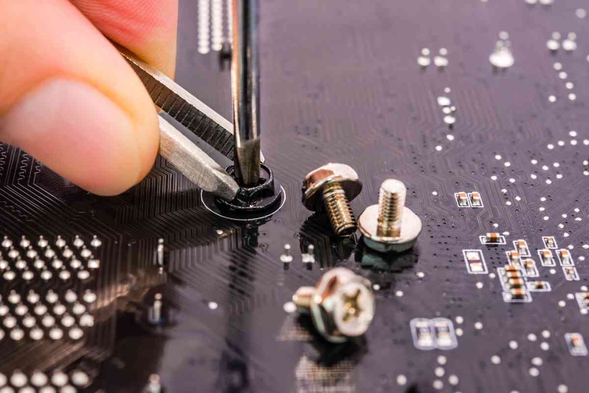 Does A Motherboard Come With Mounting Screws? - The Gadget Buyer | Tech ...